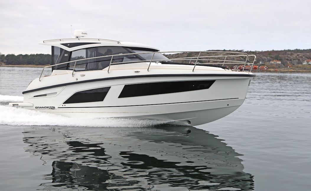 Båttester /Langturbåt / Cabincruiser / Grandezza 30 CA